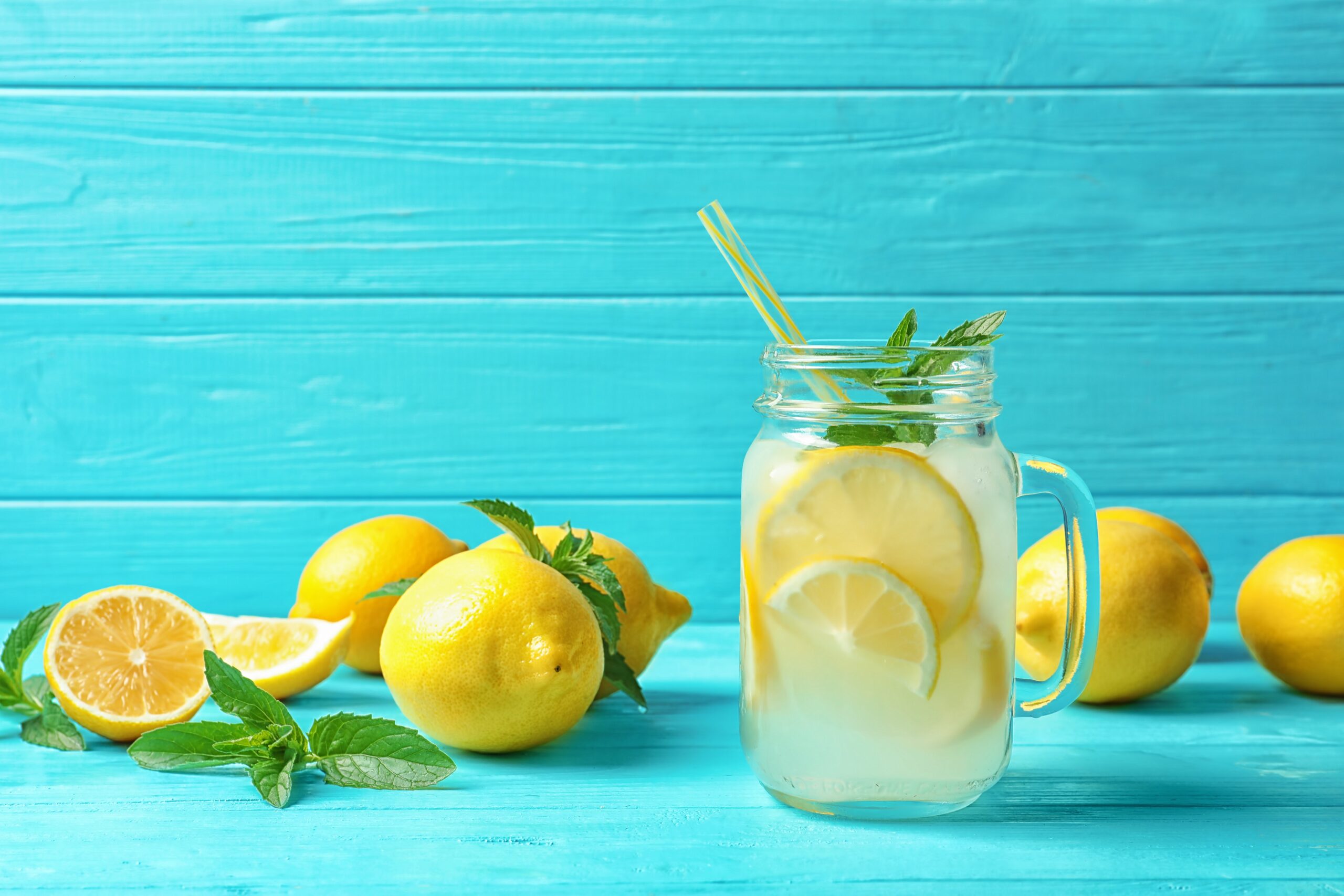 Zitronenwasser: Ideal zum Abnehmen und um die Verdauung anzuregen ...