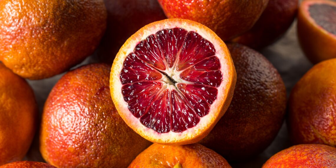 Blutorange: Rotes Fruchtfleisch durch gesunde sekundäre Pflanzenstoffe ...
